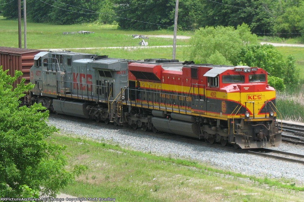 KCS 4052 arrives and unloads a tired crew